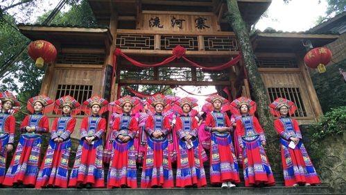 In the second movement with the theme of Miao folk songs, what kind of ...