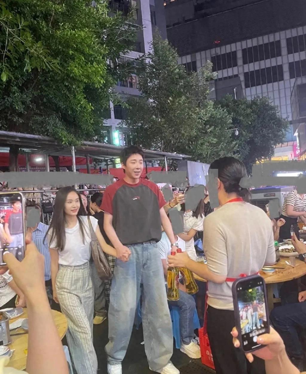 Wang Ziwen and Liu Yuning took photos: holding hands as if holding ...