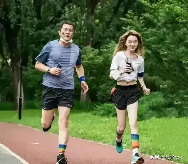 Li Yan's lips have recovered very well! Fashionable temperament is too ...