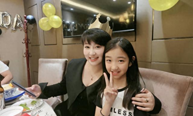 Yang Shulin dispelled divorce rumors and celebrated his daughter's birthday with thousands of ...