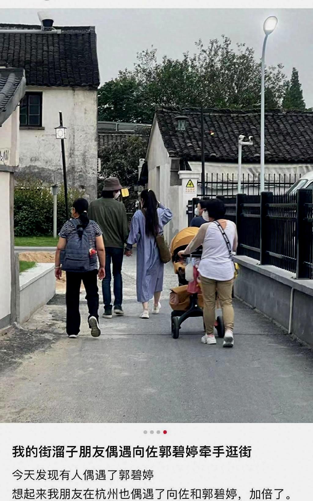Guo Biting and Xiang Zuo held hands with each other while shopping ...