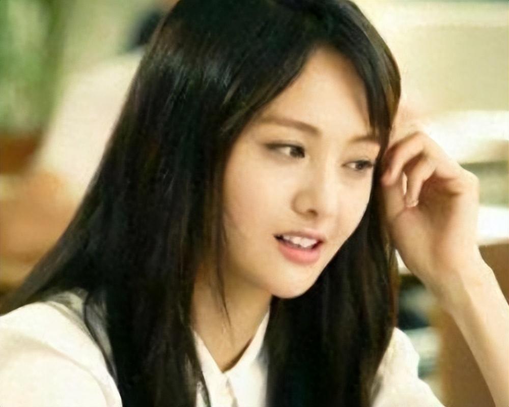 Zheng Shuang was photographed when leaving the court hearing. You can ...