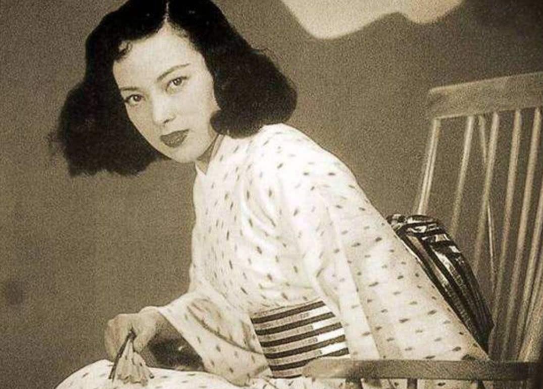 In 1943, the famous female writer Zhang Ailing took a photo with ...