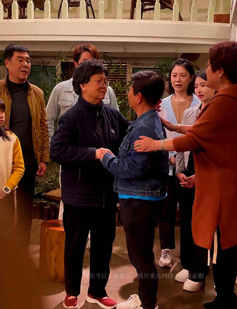 "Aunt Kang" Huang Jinshang and "Wu Duomei" Chen Ge hugged each other ...