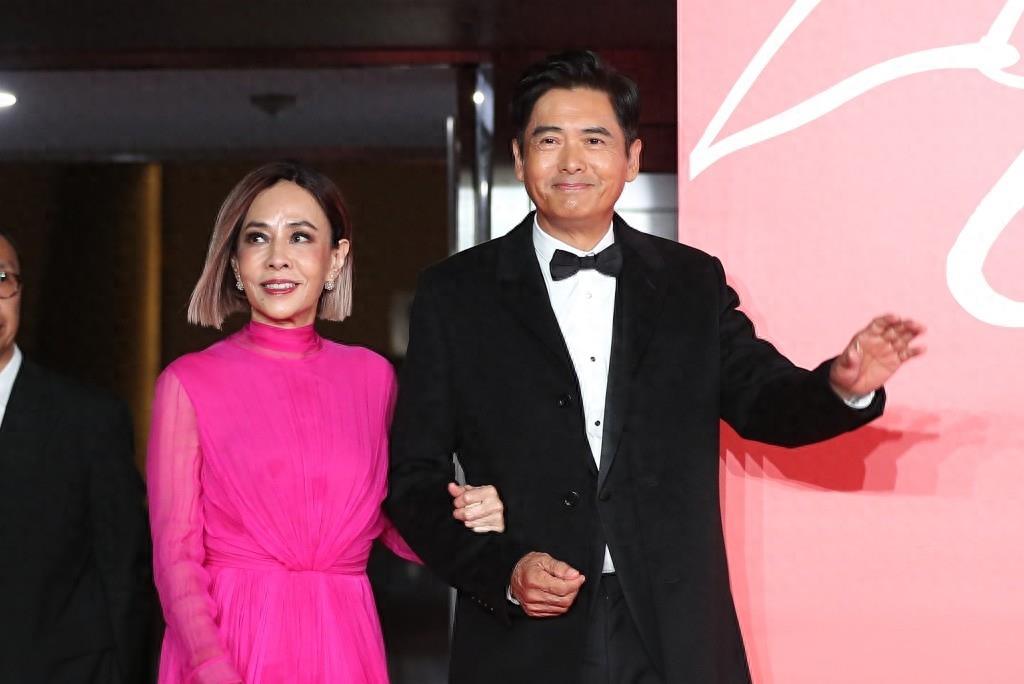 Chow Yun-fat flies to the restaurant to share a table, and the diners ...