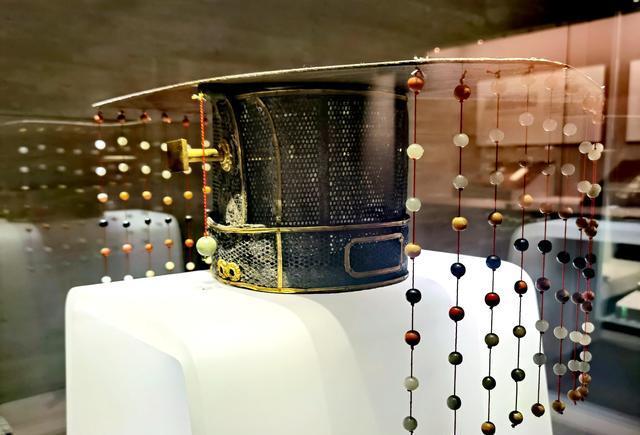 As a cultural relic, I saw the only existing ancient crown and robe ...