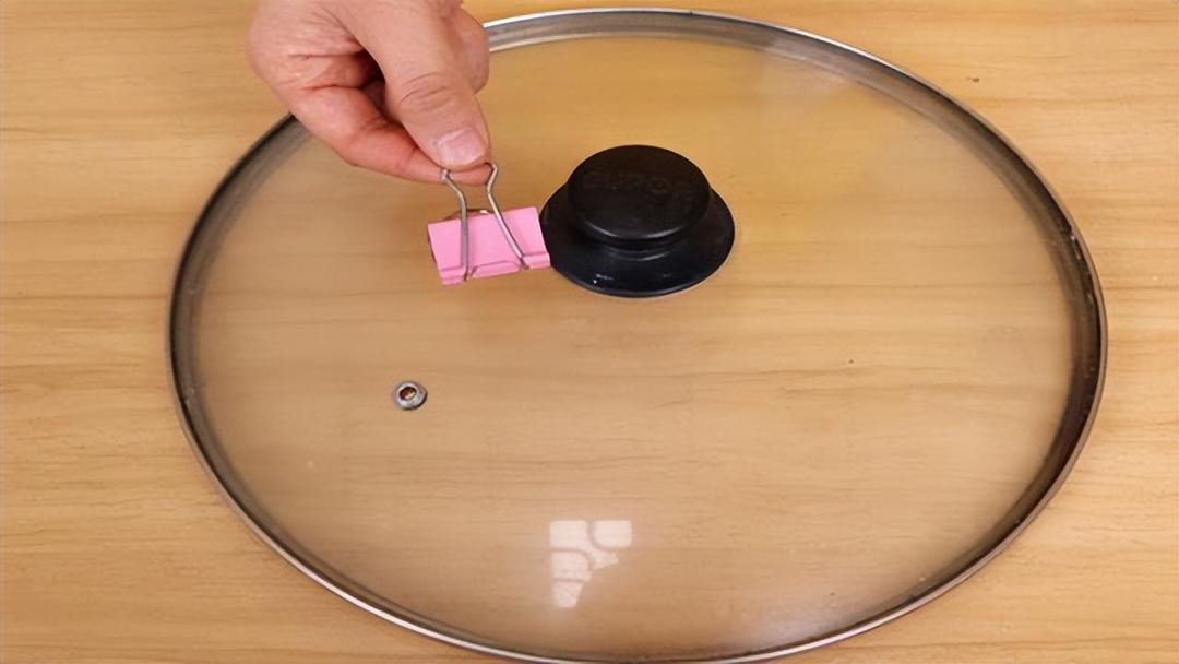 Putting a binder clip on the pot lid solves many small household ...