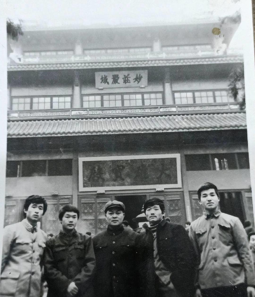 Original old photos: The group photos taken in the 1970s and 1980s were ...
