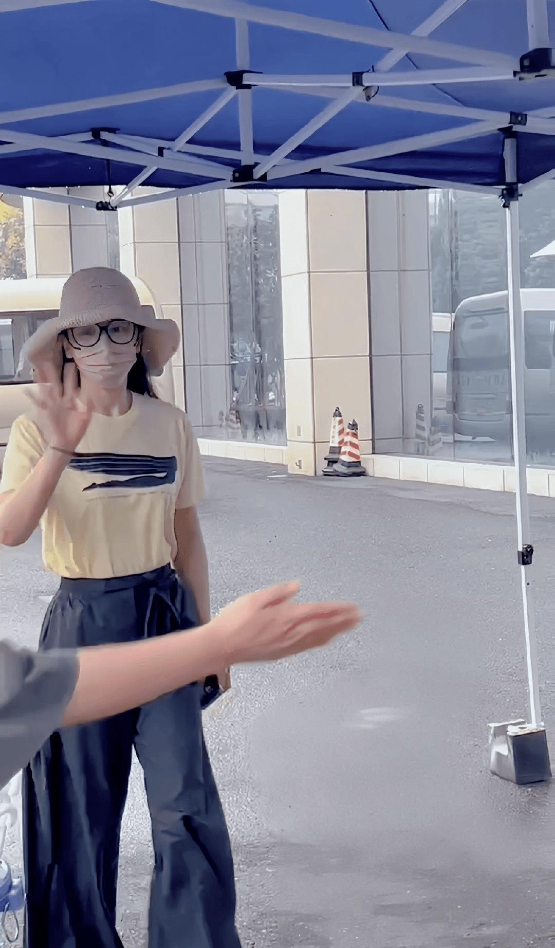 Liu Tao was originally photographed outside the venue. He was wearing a ...