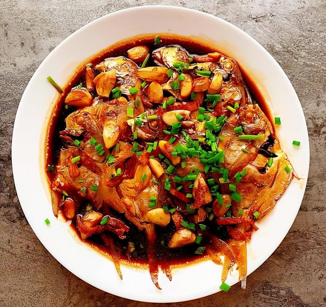 Pomfret braised with pickled vegetables and bamboo shoots is a more ...