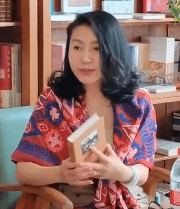 Wang Xiaoya: From a CCTV girl to a passer-by, I am no longer ashamed to gain weight! - iNEWS