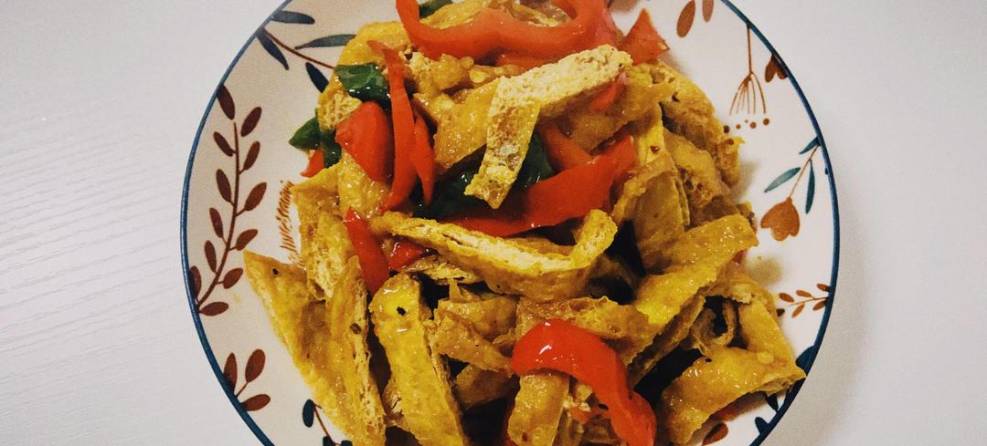 A super delicious side dish, just a plate of fried dried chili peppers ...