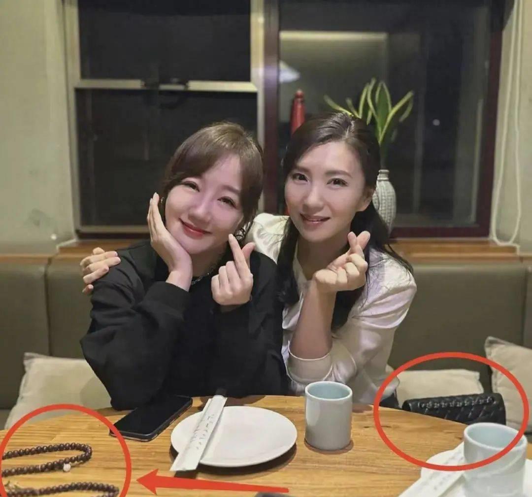 Chen Hao and Xue Jianing took a group photo together on a date. They ...