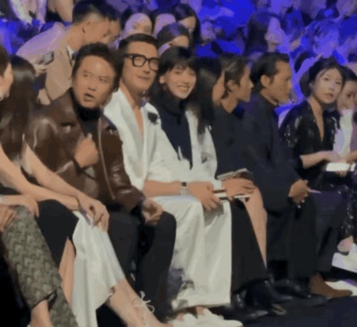 Qu Ying's catwalk was "shark crazy". She was in the same frame as Hu ...