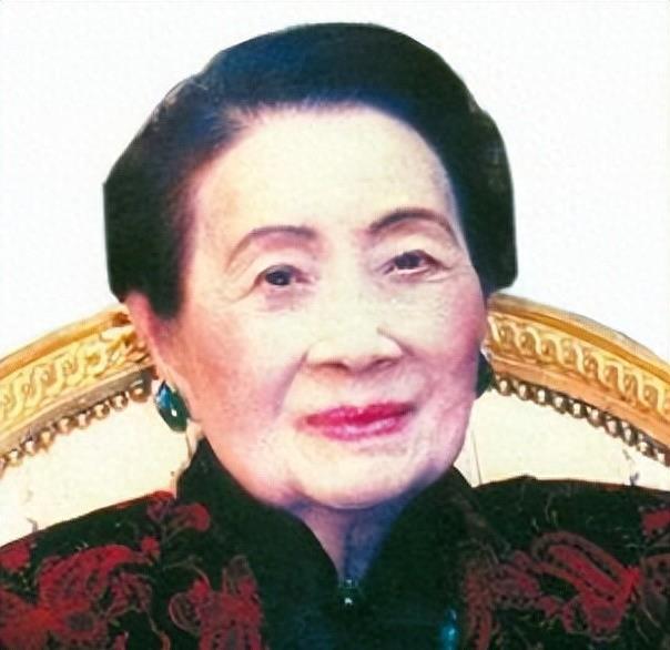 On the day of Chiang Kai-shek's funeral, four things were placed in the ...