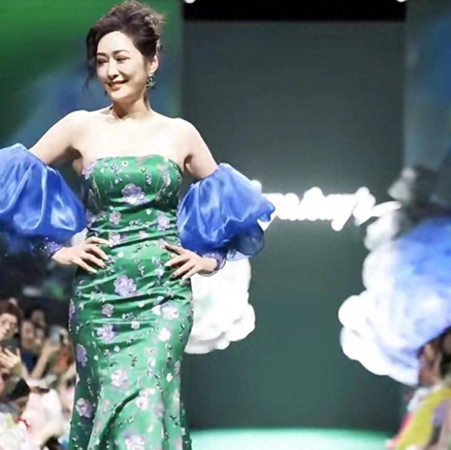 55-year-old Meng Guangmei walks in the catwalk, with a thick waist and ...