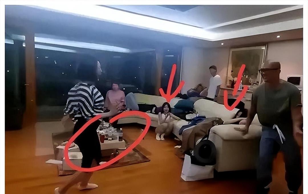 Little SKoo Jun-yup's private sex scene was exposed. Big S lay motionless while Little Yue'er ...