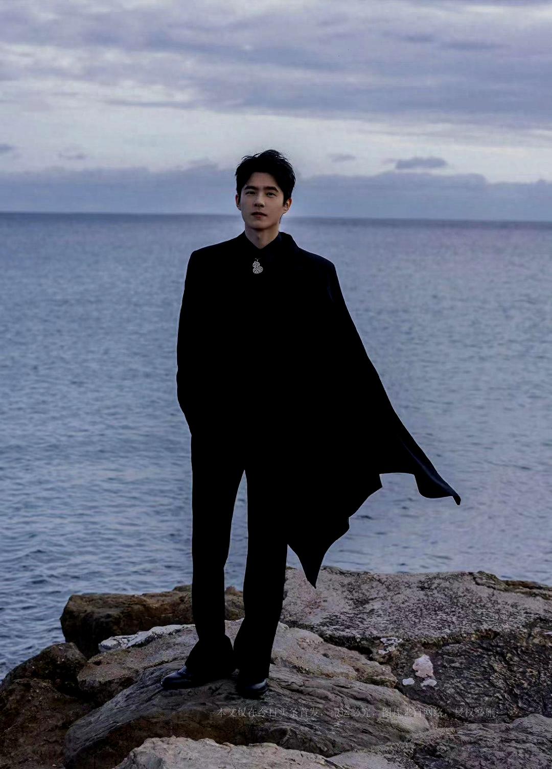 Zhou Dongyu and Liu Haoran look at each other and smile for the first ...