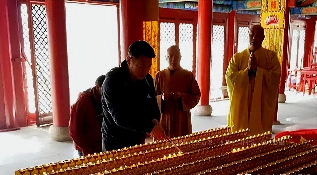 What are those beads on Jet Li's neck? Why did it rise from 20 million ...