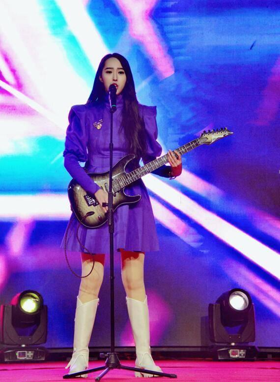 Rock Goddess Murong shocked the music world with her 2023 "Forward" - iNEWS