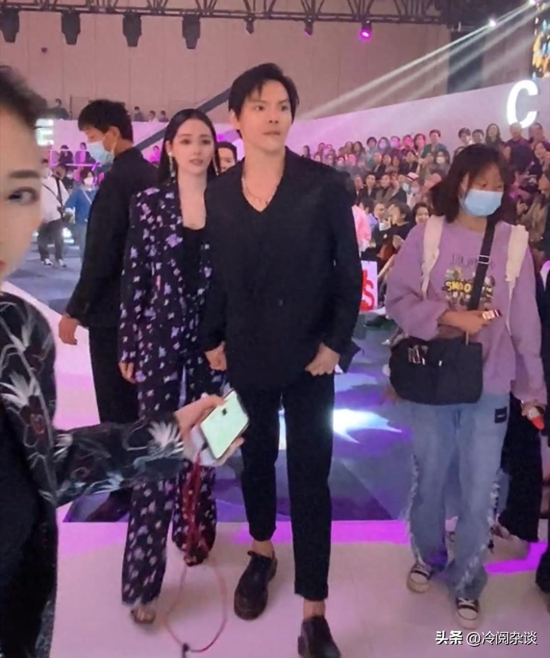 Xiang Zuo's family of four watched the show! Xiang Tai Guo Biting ...