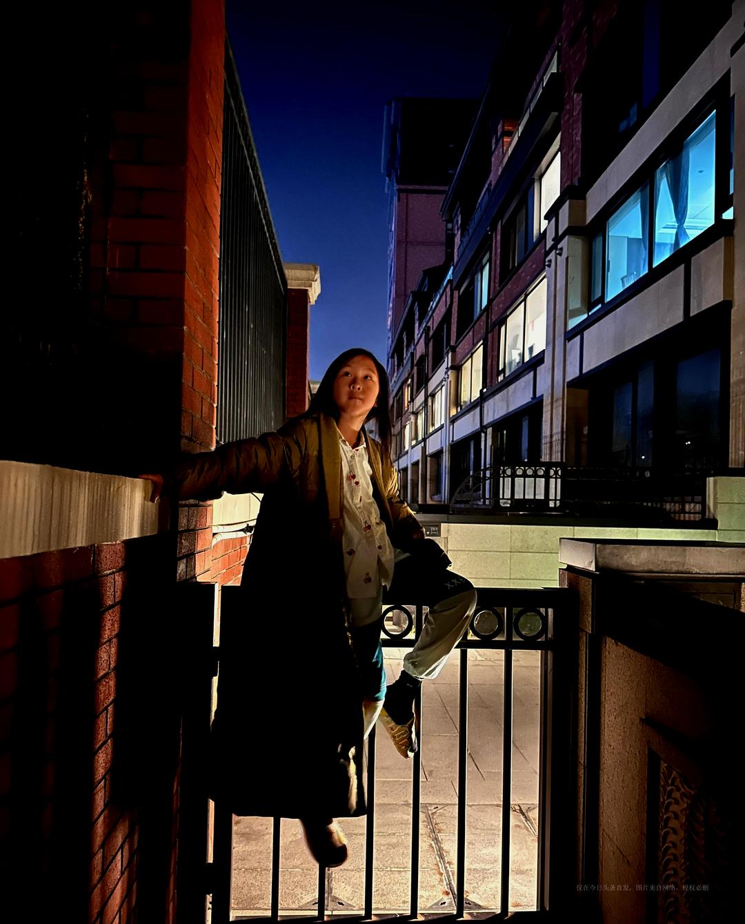 A recent photo of Yang Fan and his daughter on CCTV. Netizen: Awesome ...