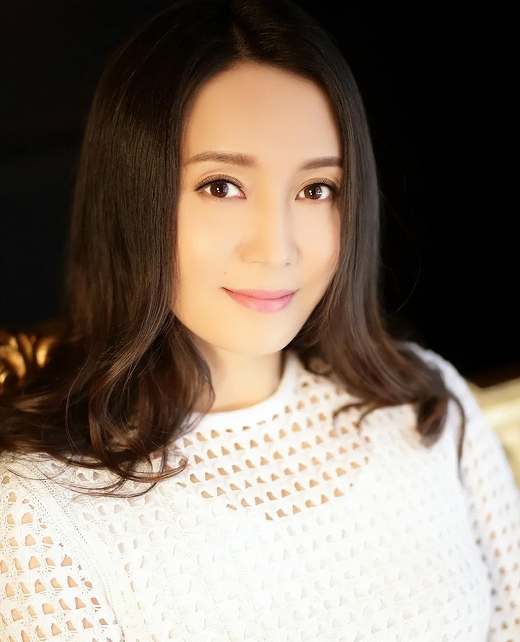Actor Hu Xiaoting: Married to an ordinary husband, her father and ...