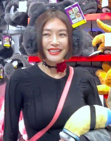 Qin Lan made a surprise appearance at Universal Studios! Netizens ...