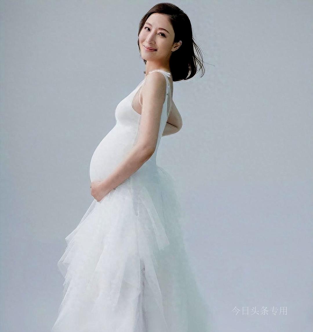 41-year-old Yang Yiting took a photo shoot for her pregnant belly in ...