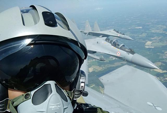 How much does this work? Russian Su-27 pilot holds iPhone to photograph ...