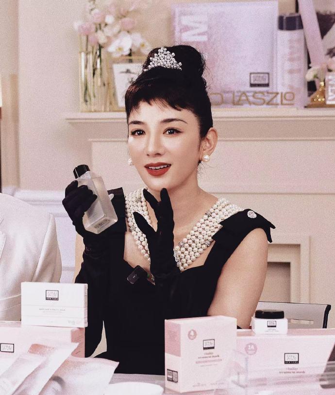 Huang Yi COS Audrey Hepburn, stunning everyone! - iNEWS