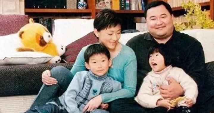 Yang Lan's two marriages: parents' fate, true love - iNEWS