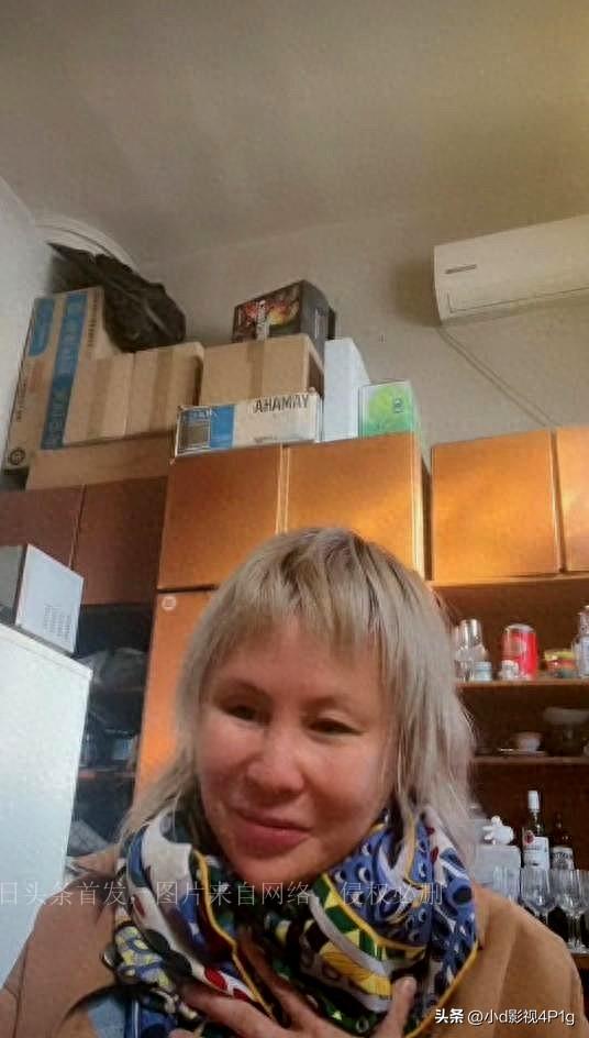 47-year-old Luo Qi choked up and cried during the live broadcast, her ...