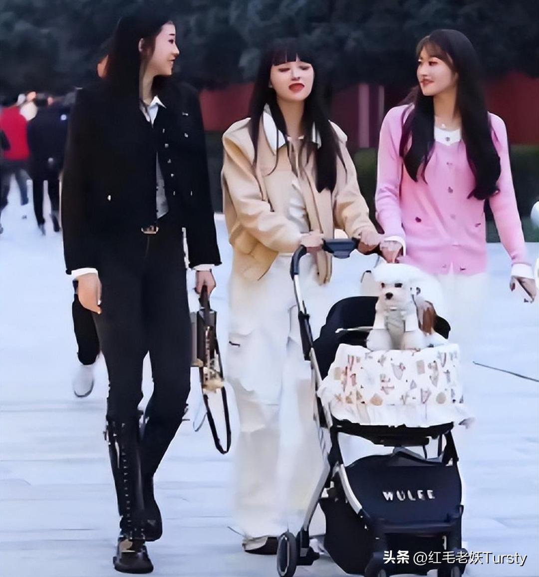Wu Yanni appeared on Chengdu Internet Celebrity Street, walking ...