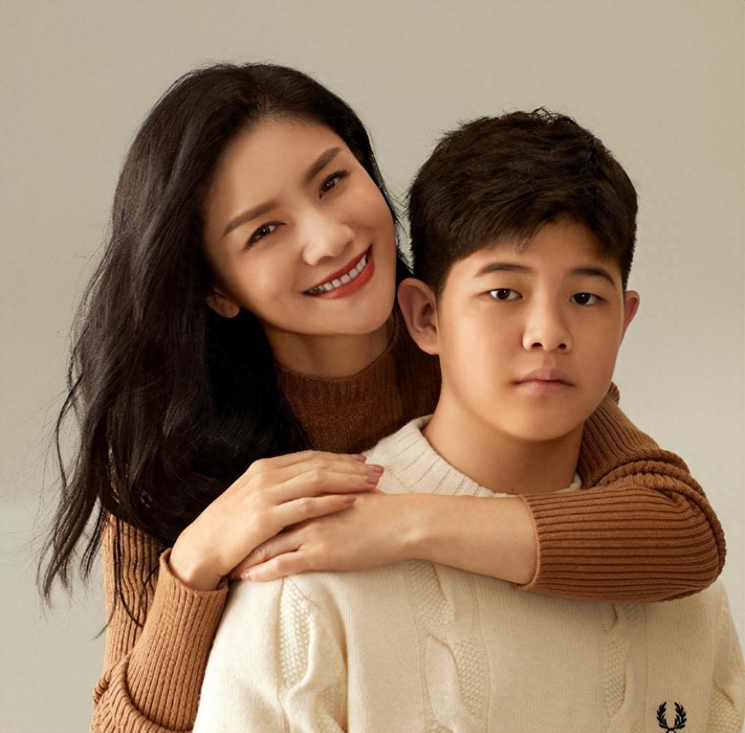 Hu Ke and his son are filming blockbusters, and Anji has lost weight ...