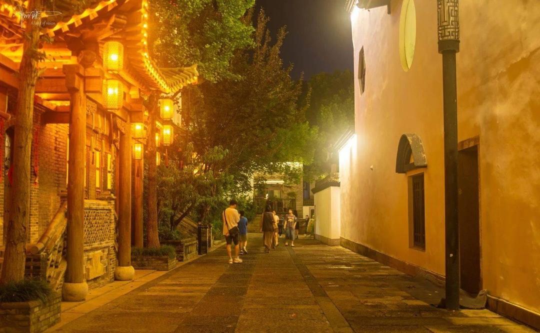Dadou Road is not the most famous in Hangzhou, but it is very lively ...