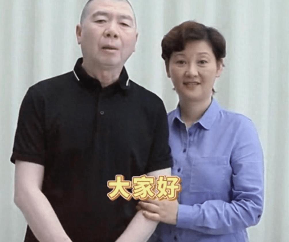 65-year-old Feng Xiaogang's appearance changed drastically. He showed up with Xu Fan to complain ...