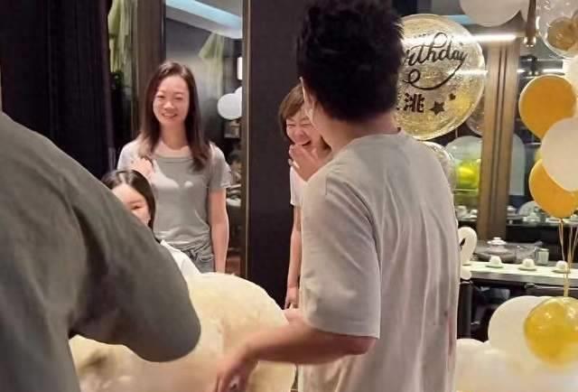 Huang Bo and his wife attended his sister's birthday party. Xiao Ou ...
