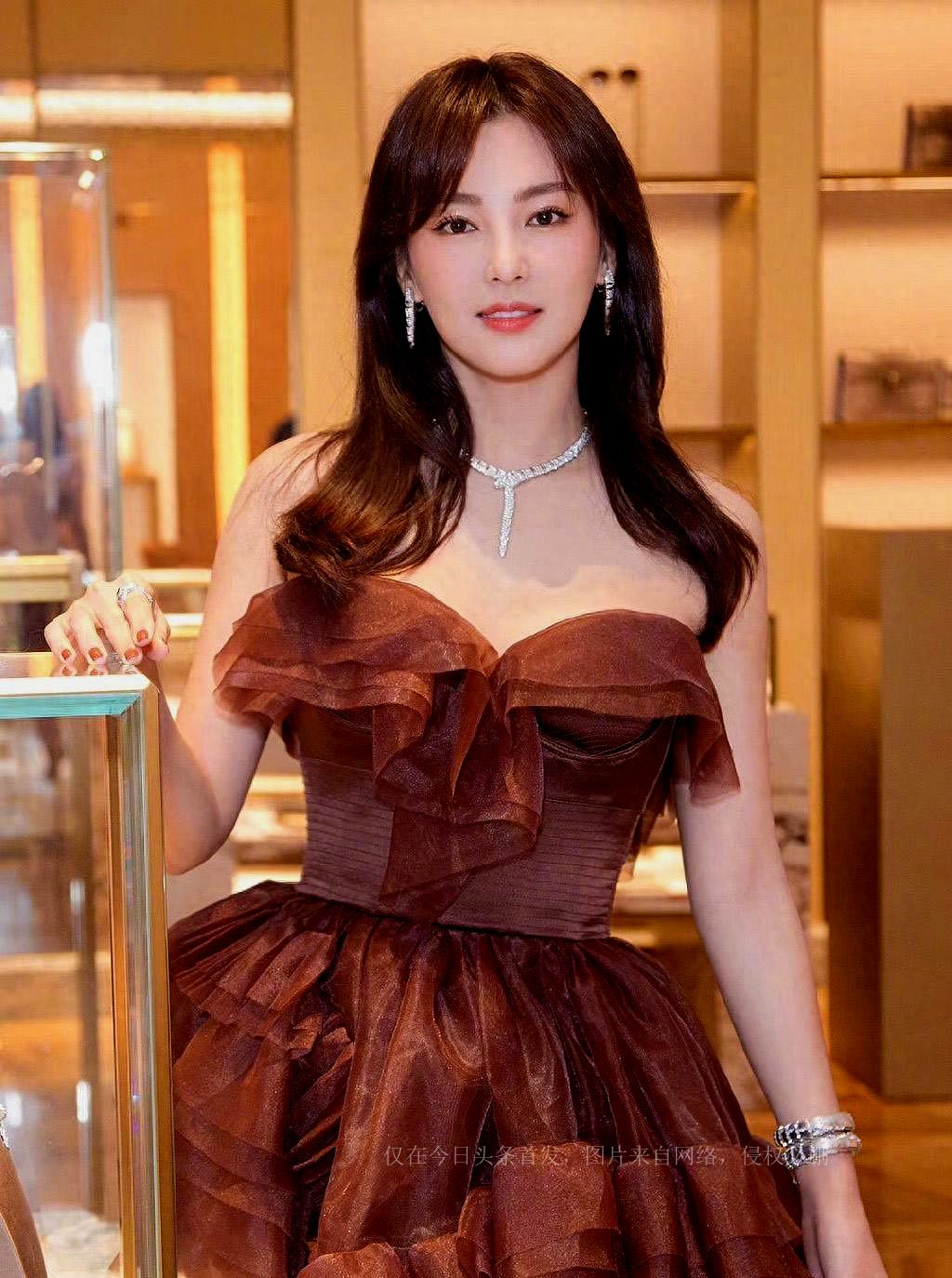 An actress with a plump bust, slender legs, round buttocks, and "round ...