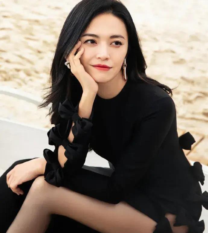 Yao Chen's high heels reveal her stocking feet - iNEWS