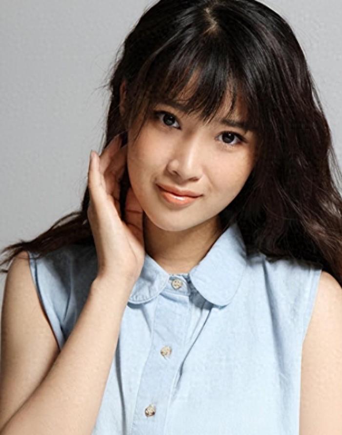 Actor Xi Wang divorced willfully with the support of her stepfather Liu ...