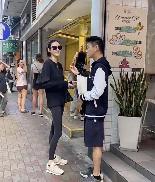 He Youjun was encountered by chance in Hong Kong and took pictures with ...