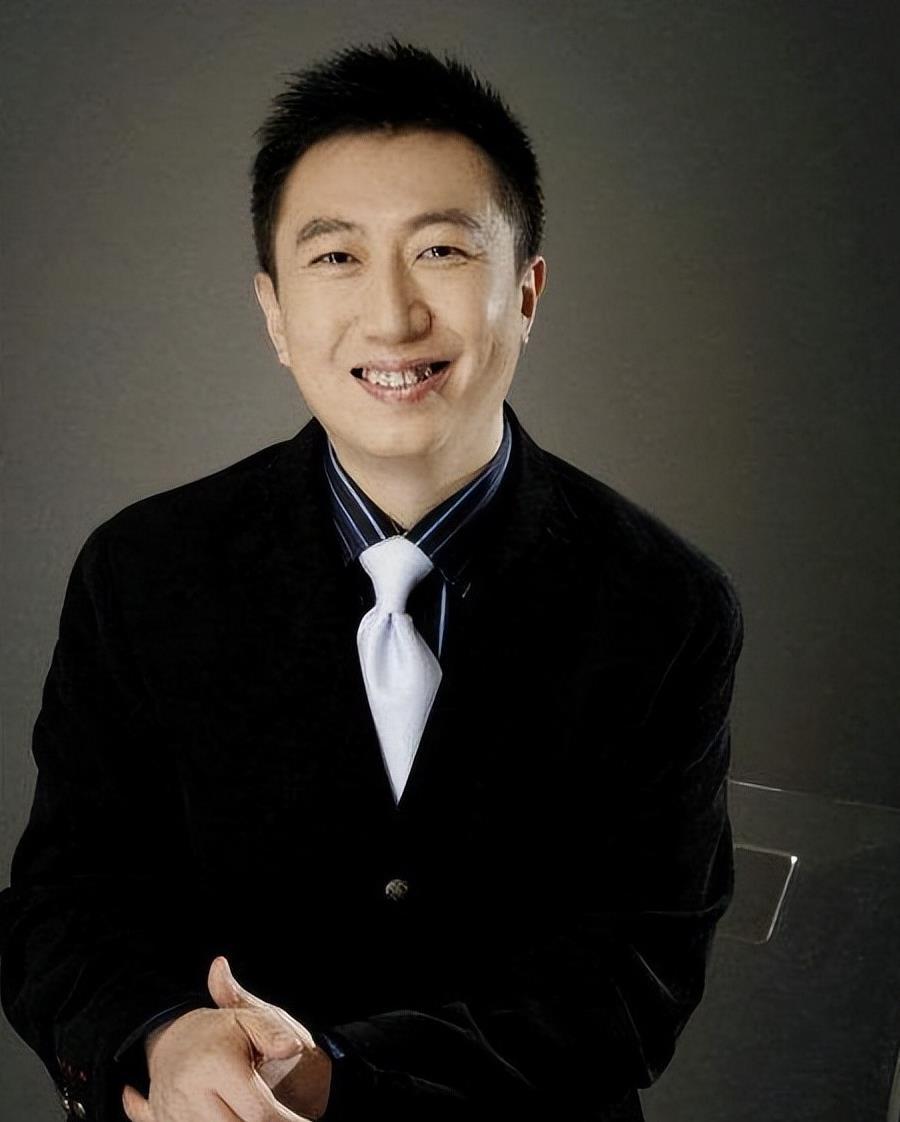 CCTV host Chen Weihong, he is 55 years old this year, and his wife is ...