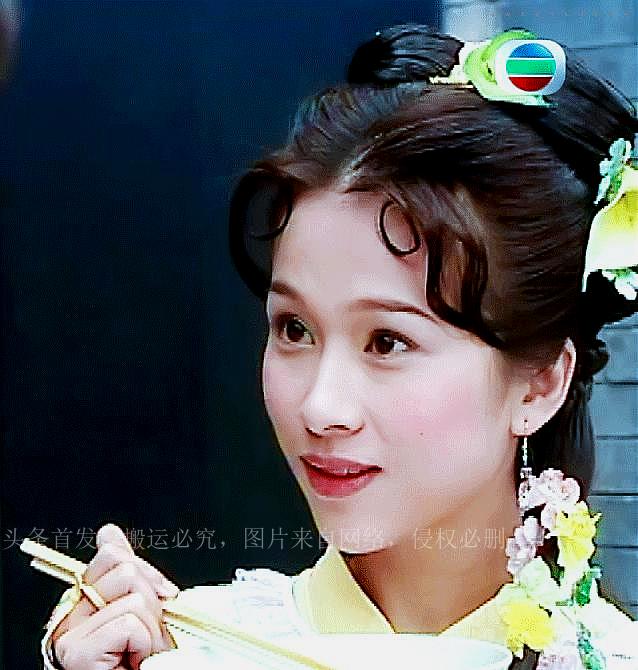 How could anyone think she's not pretty? She is obviously beautiful ...