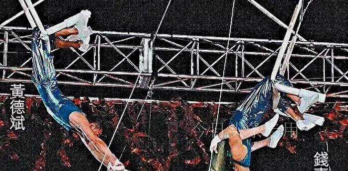 The aerial performance was exposed, and the chest was accidentally lost ...