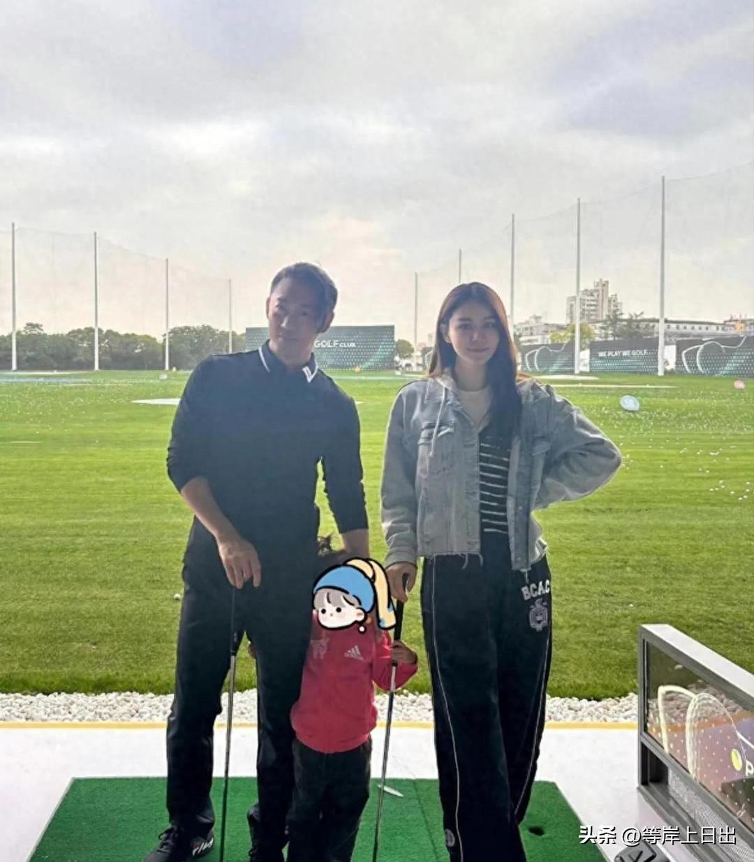 Lin Feng's family had a threesome golfing trip, and his wife's tall ...