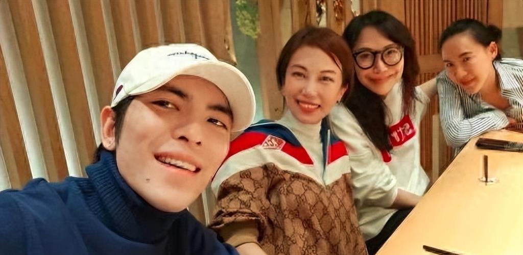 Rabbits love grass, Xiao Jingteng married the 50-year-old agent "Dink ...