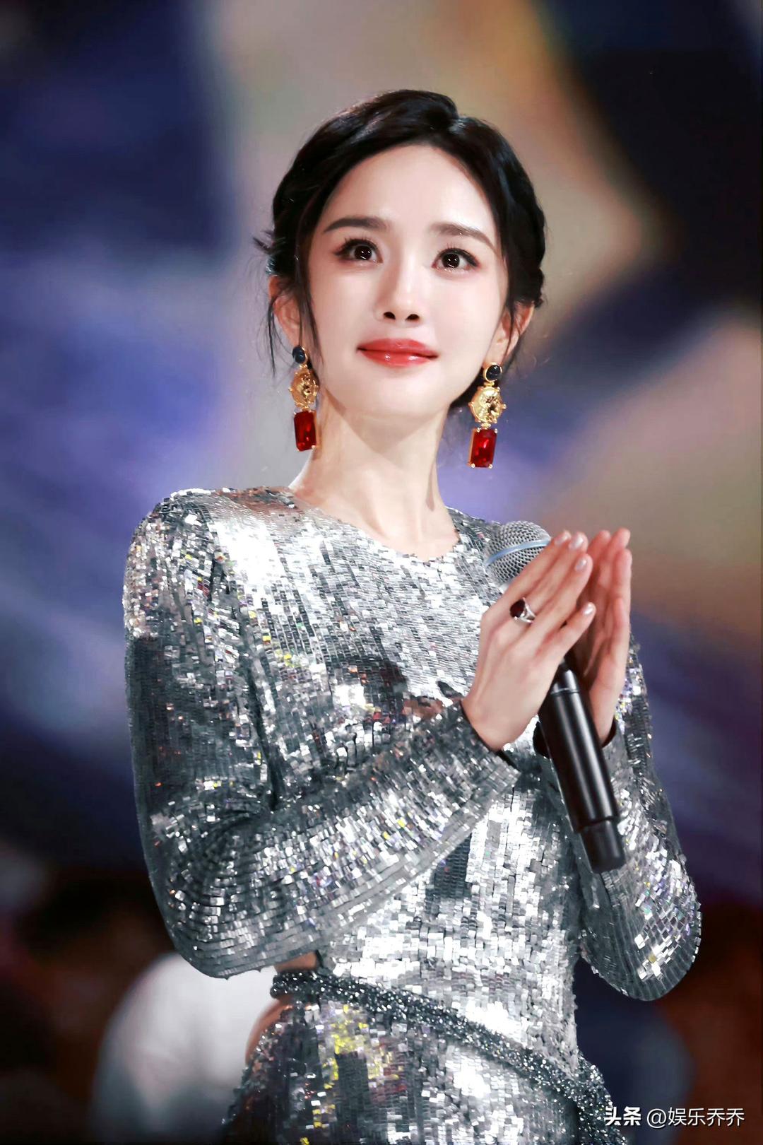 Yang Mi's father calls Yang Mi and the girl calls Xiao Nuomi. - iNEWS