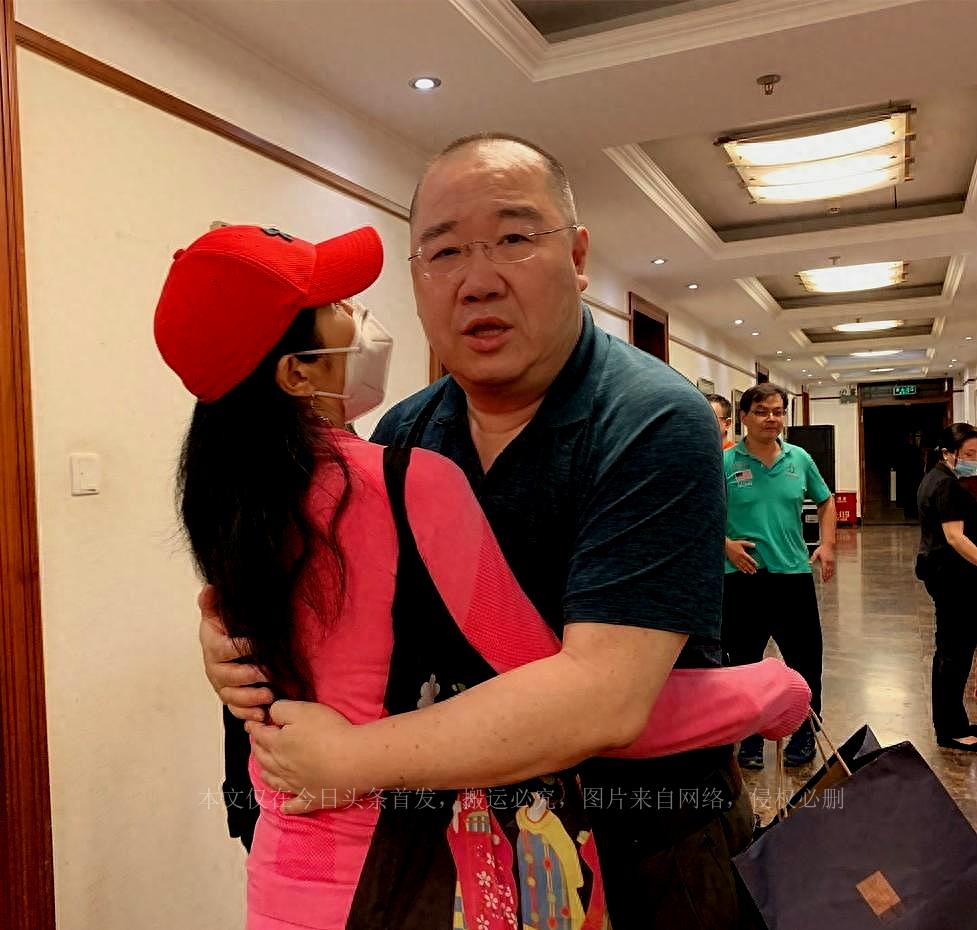 Yingda is so tired of cuddling with her rumored girlfriend that his fat head and big ears are ...