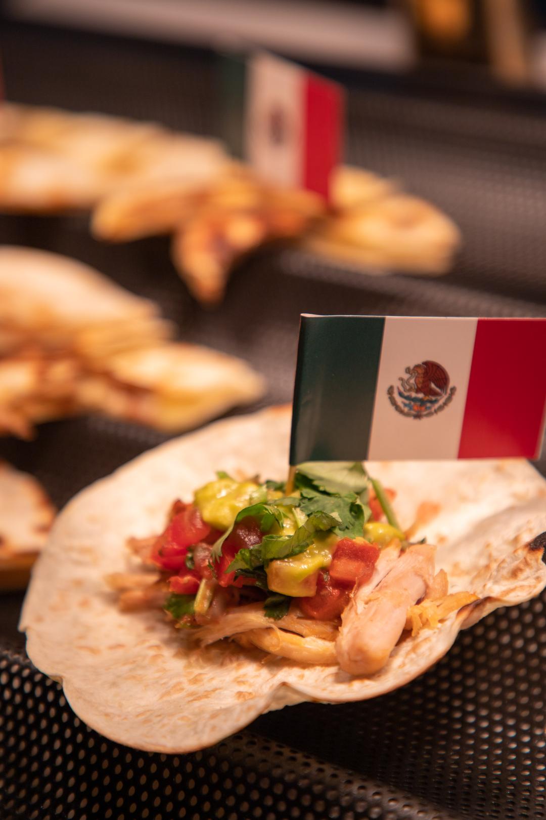 Come and try the “Everything Can Roll” Mexican food buffet! - iNEWS